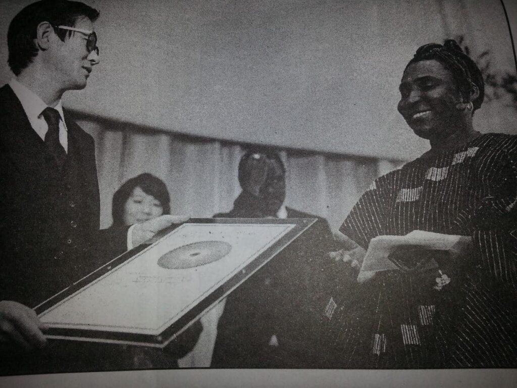 Un Chant Écarlate de Mariama Ba : Entre Racisme, Identité et Amour ...