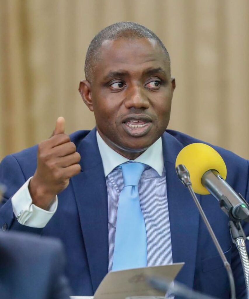 Présentation et dédicace des ouvrages de Yoro Dia à Dakar – Magazine ...